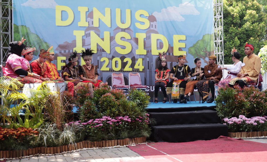 Final Denok Kenang FEB Udinus Latih Mahasiswa Baru Softskills di depan ...